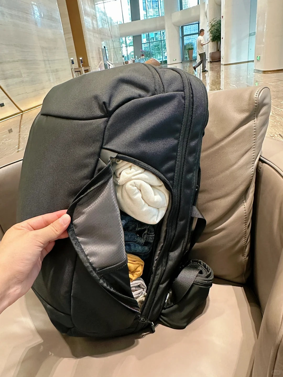 Let’s see what’s inside my A1 backpack. – reeyeeus
